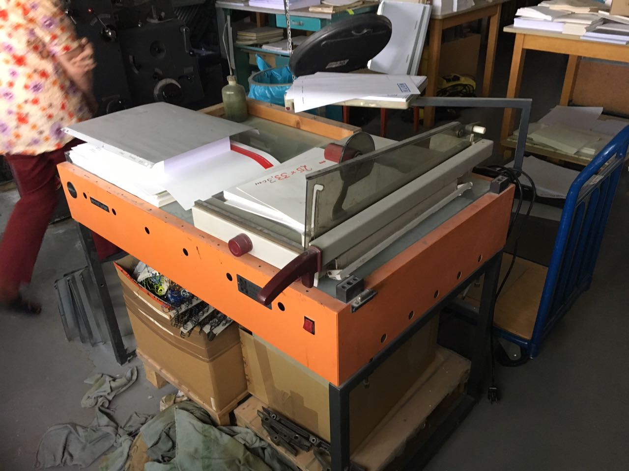 Manual Cutter | AGM Anwar Graphische Maschinen GmbH