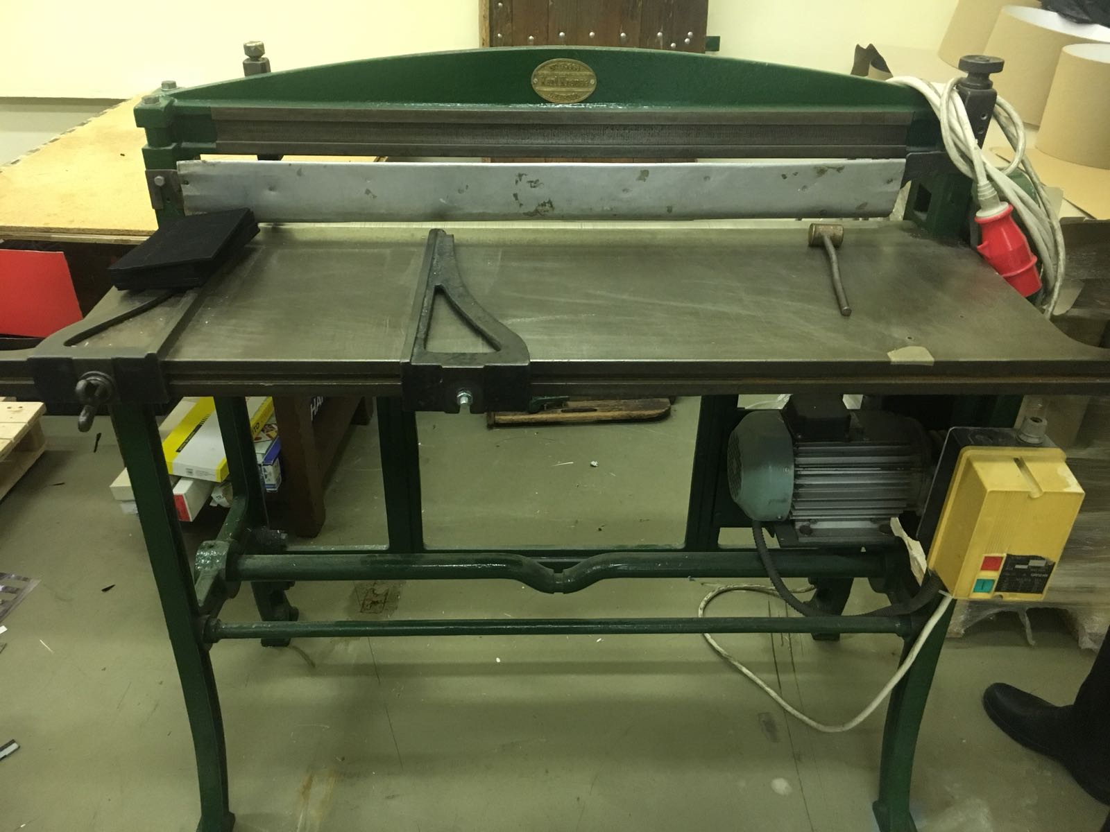 Board Cutter | AGM Anwar Graphische Maschinen GmbH