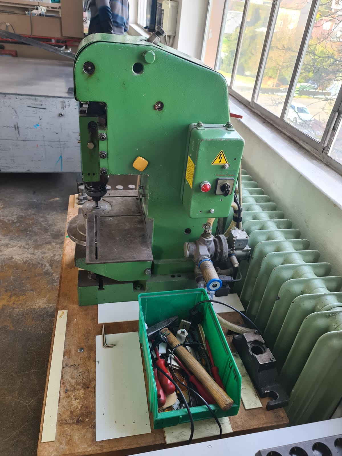 Small compressed air punch with punches and dies | AGM Anwar Graphische ...