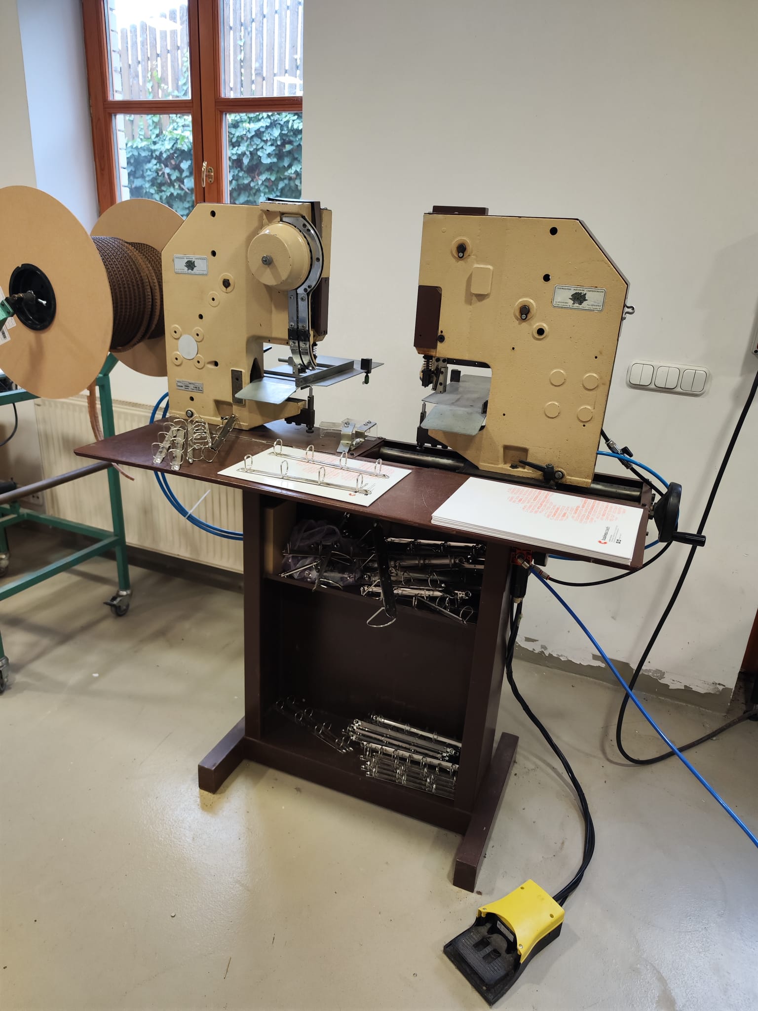 Eyeletting Machine | AGM Anwar Graphische Maschinen GmbH