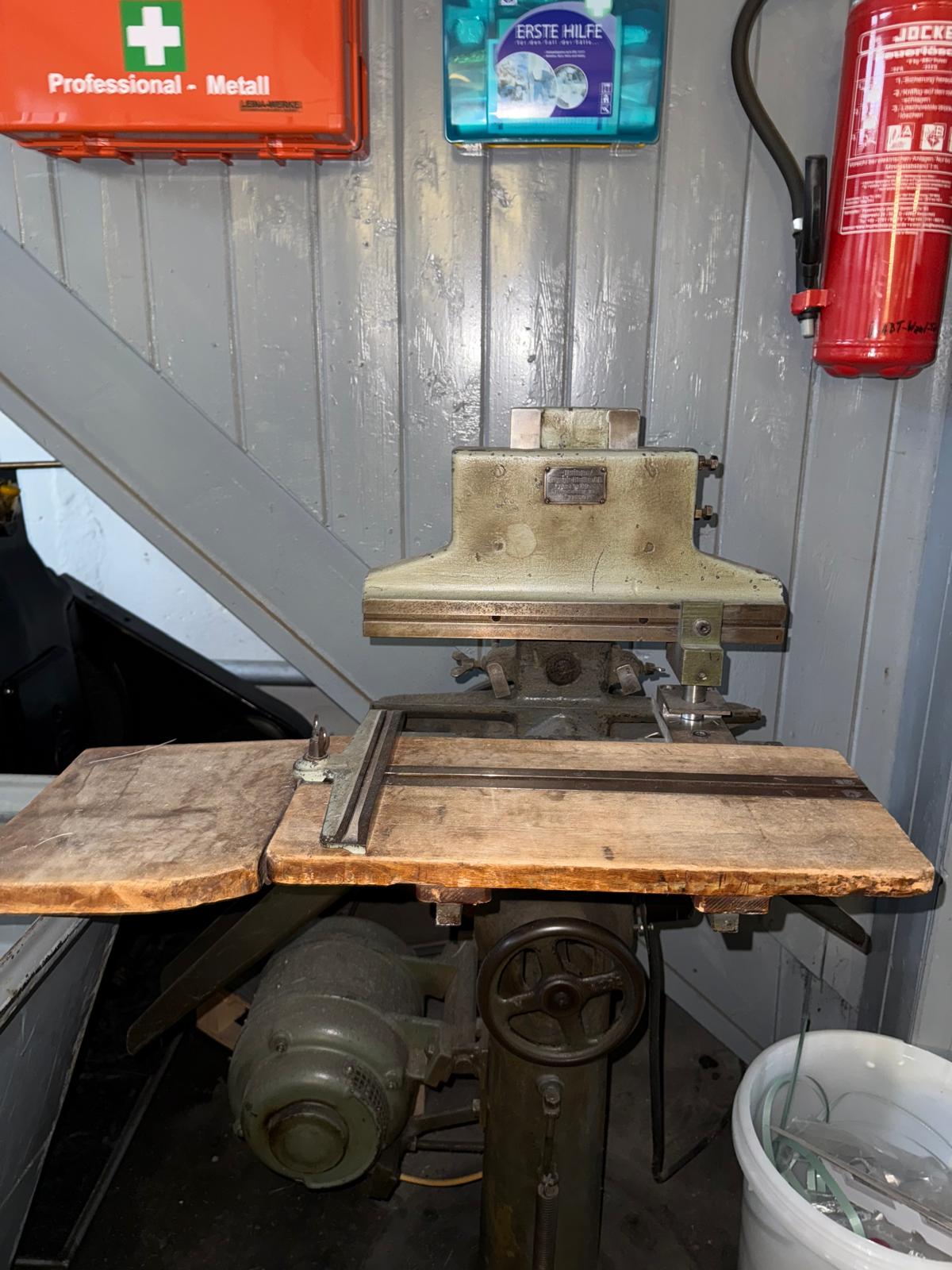 Finger Hole Machine | AGM Anwar Graphische Maschinen GmbH